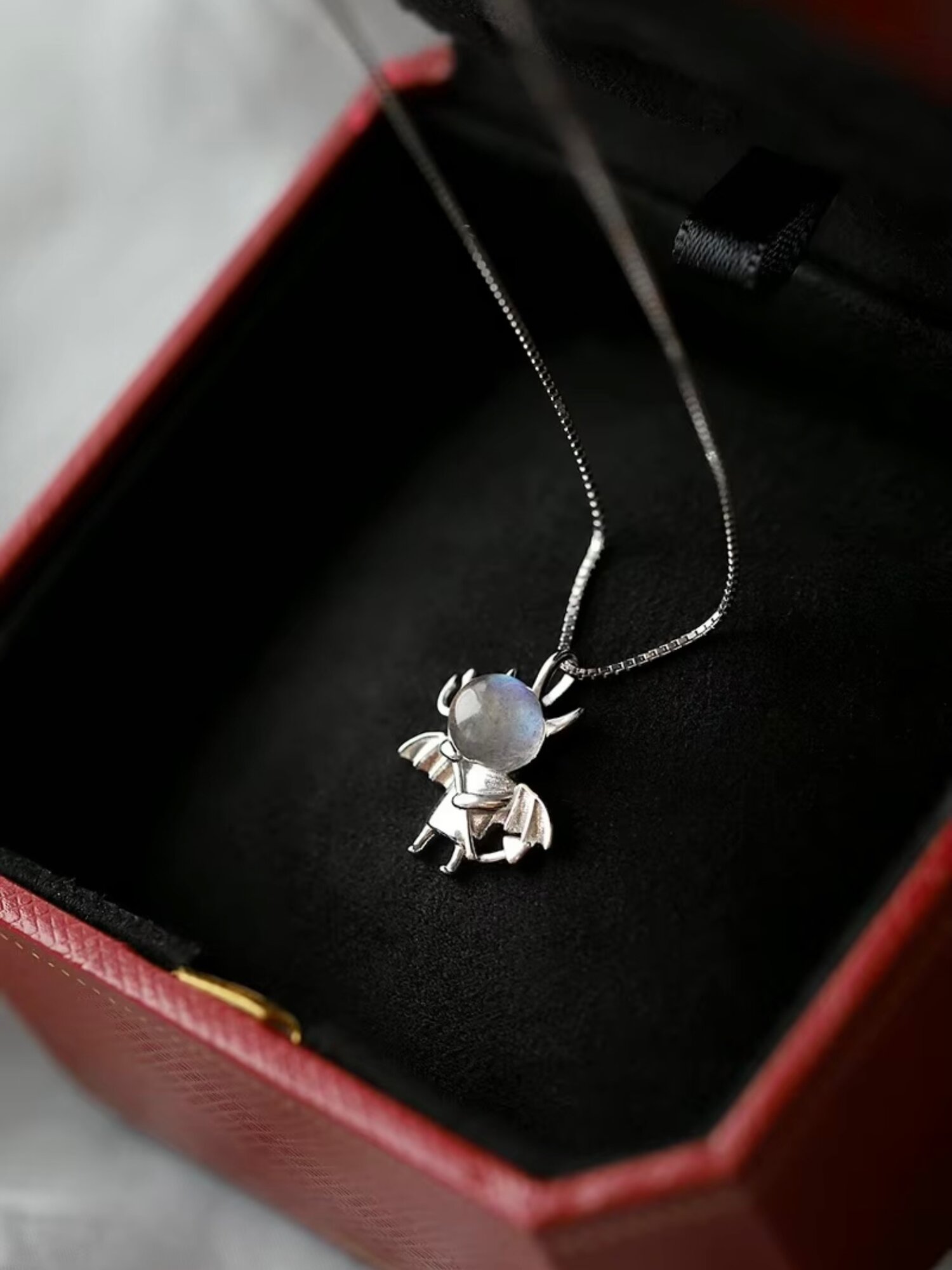 Колье, лунный камень