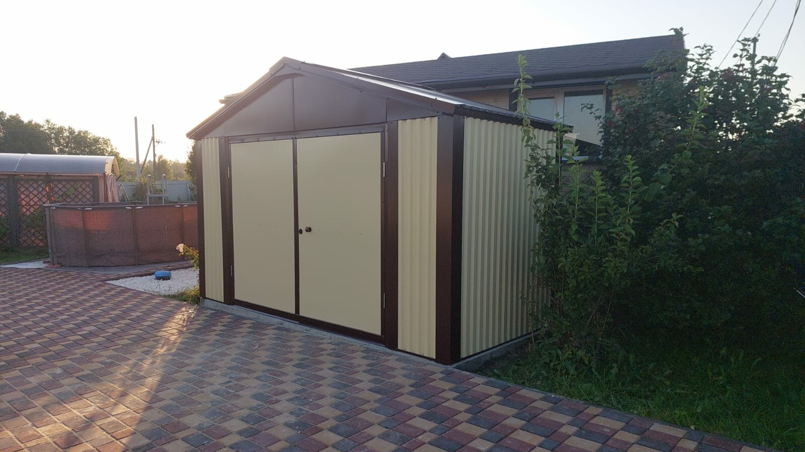 Сборно-разборный хозблок с установкой, ширина 3,84 глубина 1,85м, двери распашные 240см.