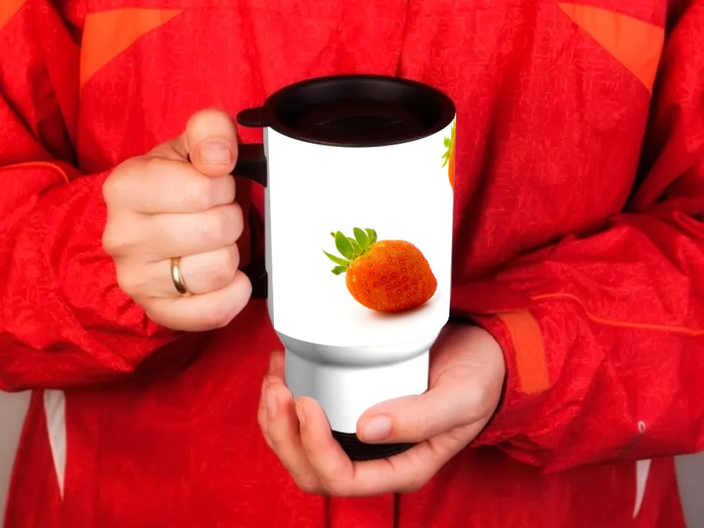 Тремокружка для авто с принтом "Клубника Четыре клубнику на белом фоне Земляника клубника фрукты красные яркие продовольствия энергии питания питательные вещества витамины." 0.5 л.