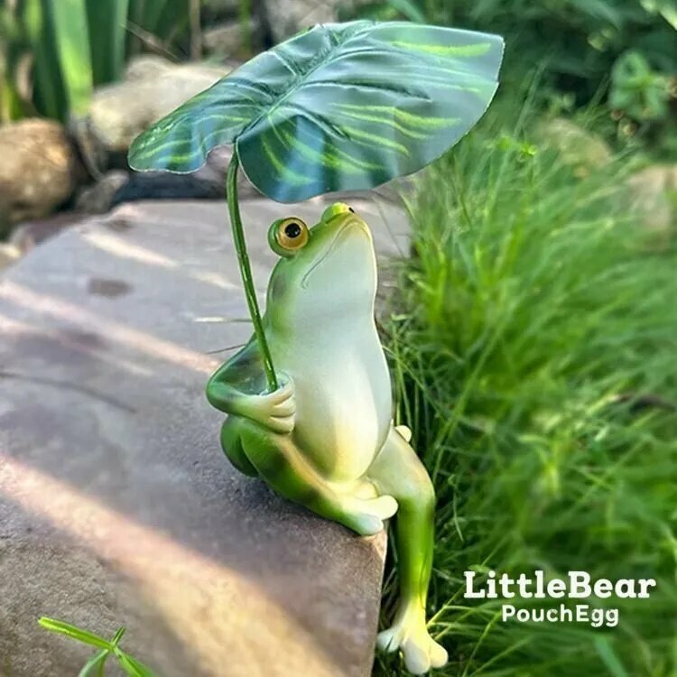 LittleBearPouchEgg Статуэтка Лягушка с зонтиком-листом, высота 15 см, длина 12 см