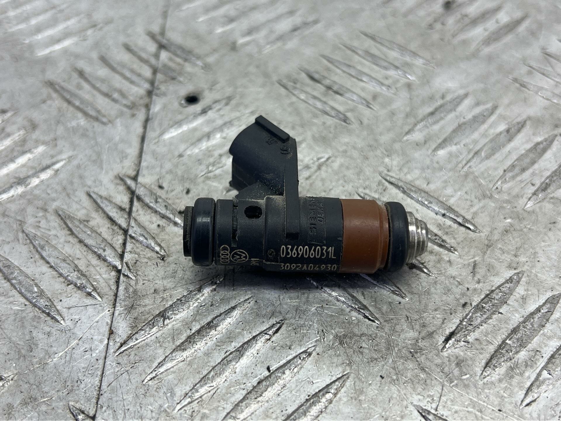 Форсунка топливная Volkswagen Polo 4 (2001 - 2005) 036906031L