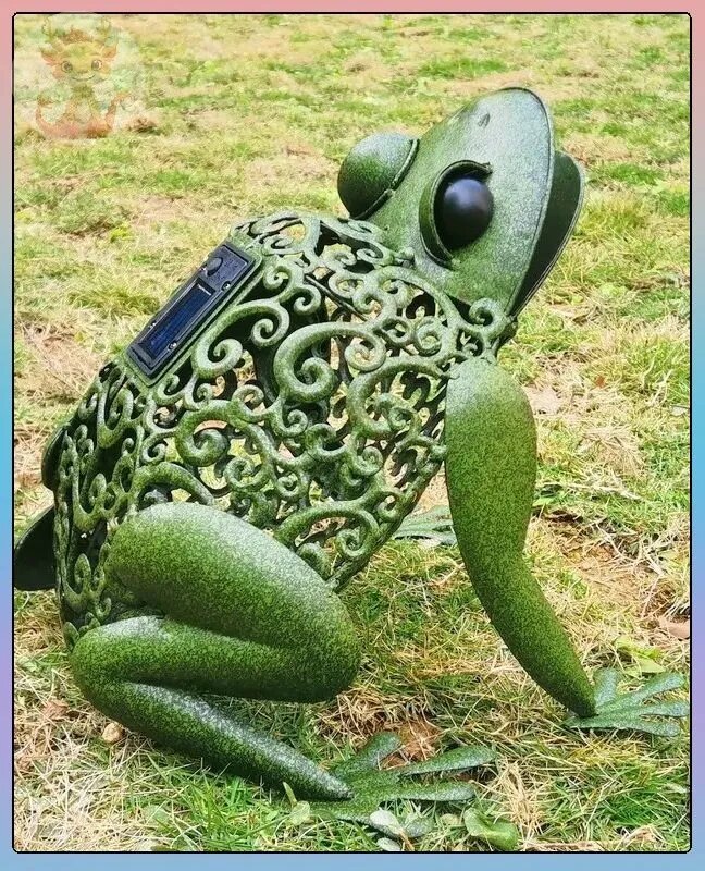 Садовая фигурка в виде лягушки из металла для украшения участка