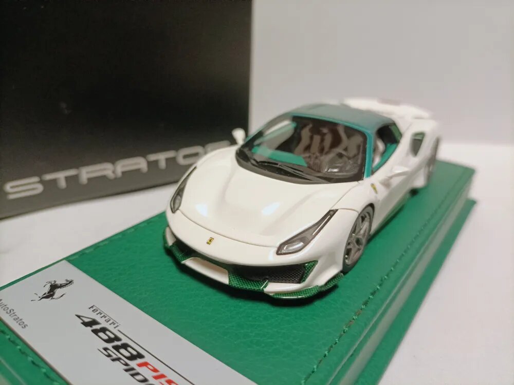 Модель суперкара Ferrari 488 Pista Spider в ярко-зелёном цвете, масштаб 1:43