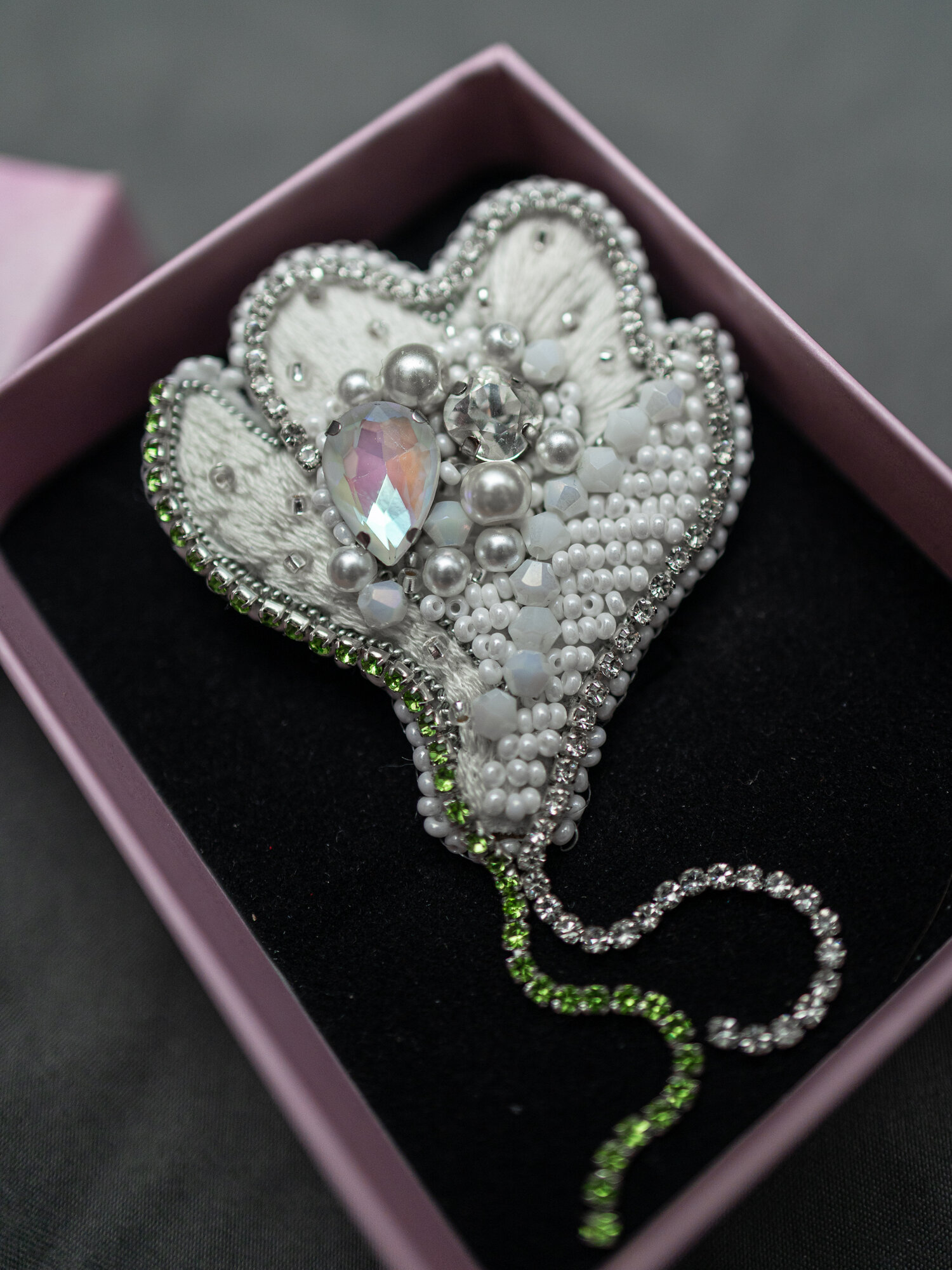 Брошь, стекло, бисер, стразы