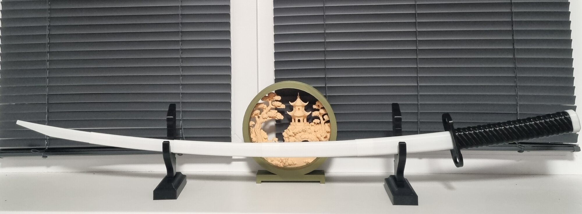 Катана "Инь" пластиковая и телескопическая 130см, черно/белая