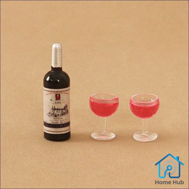Набор из трех маленьких черных бутылок и бокалов, подходящих для украшения игрушечного дома