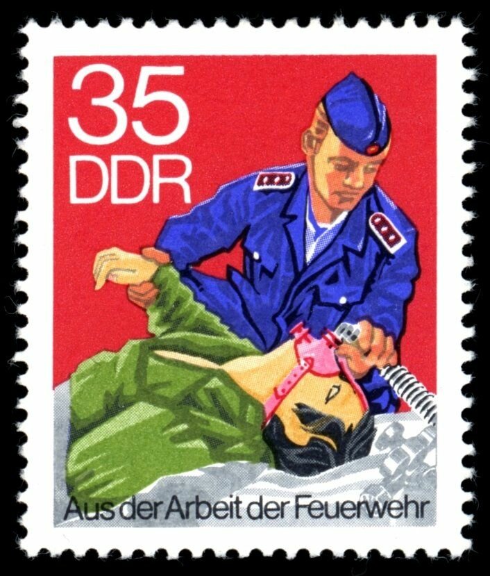 (1977-090) Марка Германия (ГДР) "Первая помощь" Пожарная охрана II