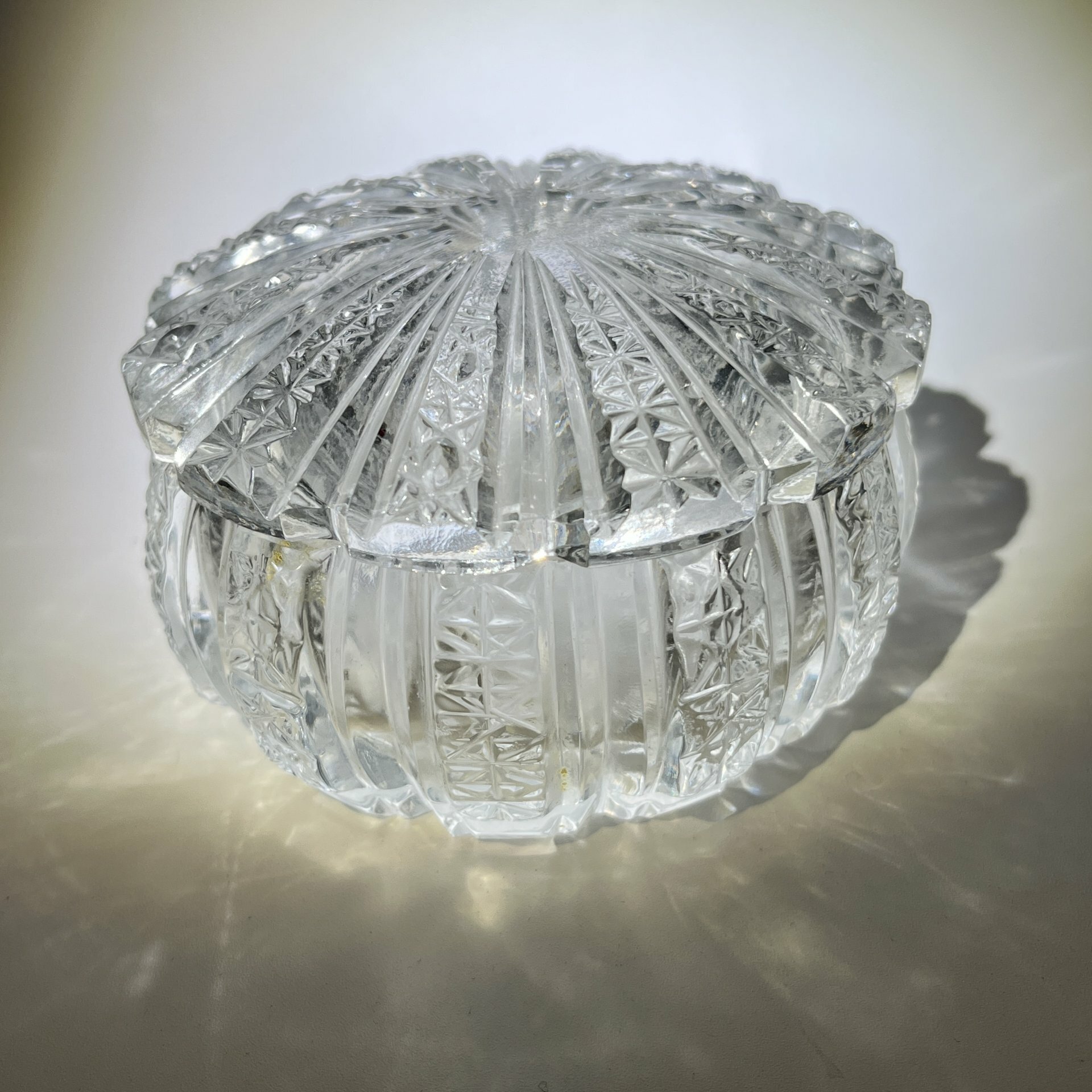 Шкатулка круглой формы с геометрическим декором, хрусталь, пресс, СССР, 1970-1990 гг.