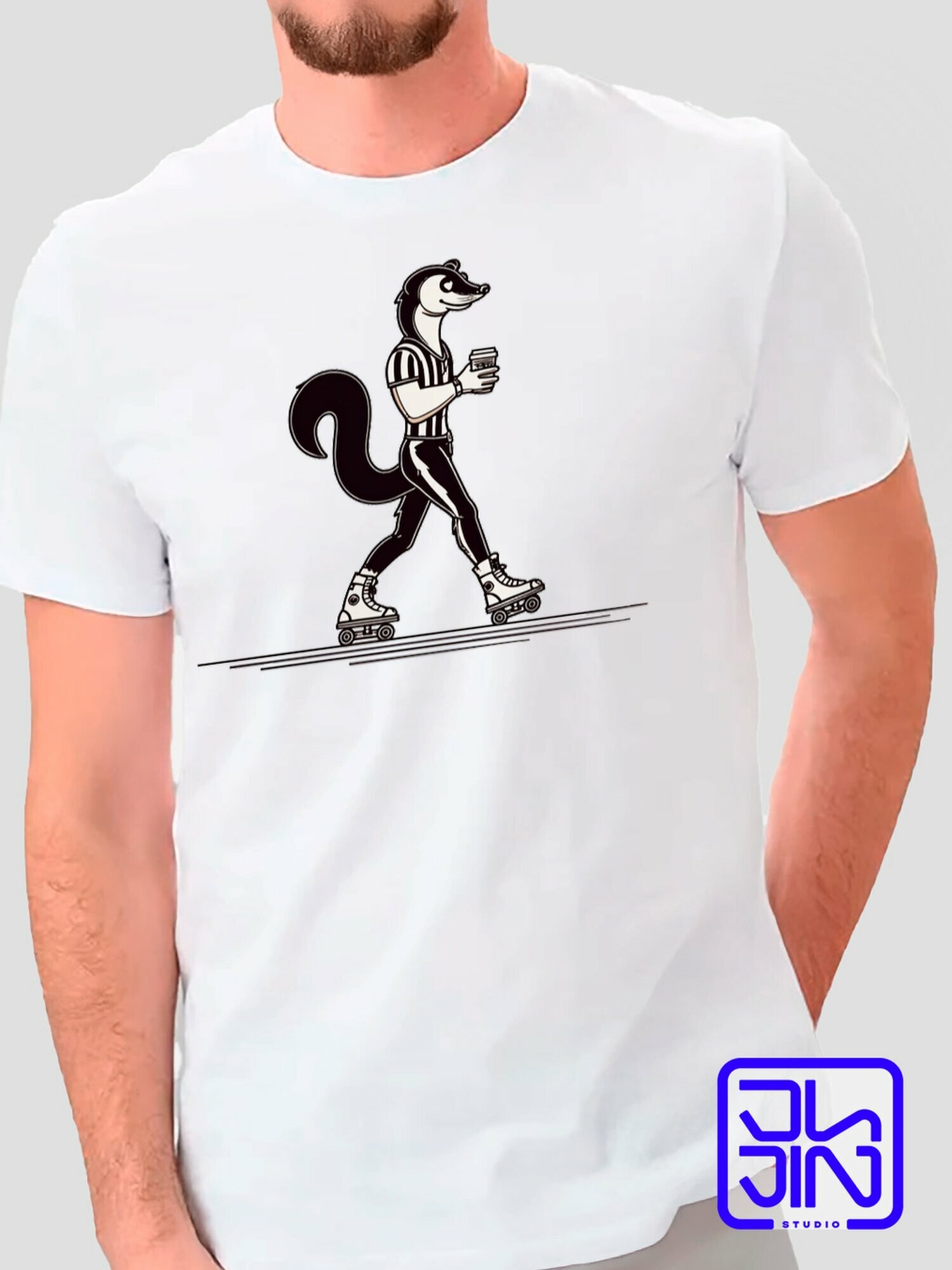 Футболка классическая мужская с авторским принтом Веселый черно-белый скунс с енотом на роликах в минималистичном белом стиле, белый хлопковый трикотаж с прикольным рисунком на груди