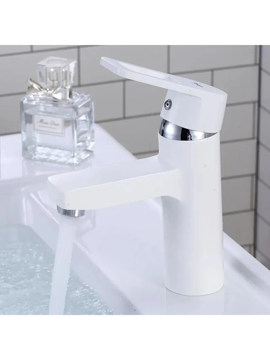 Смеситель для раковины в ванную с монолитным изливом