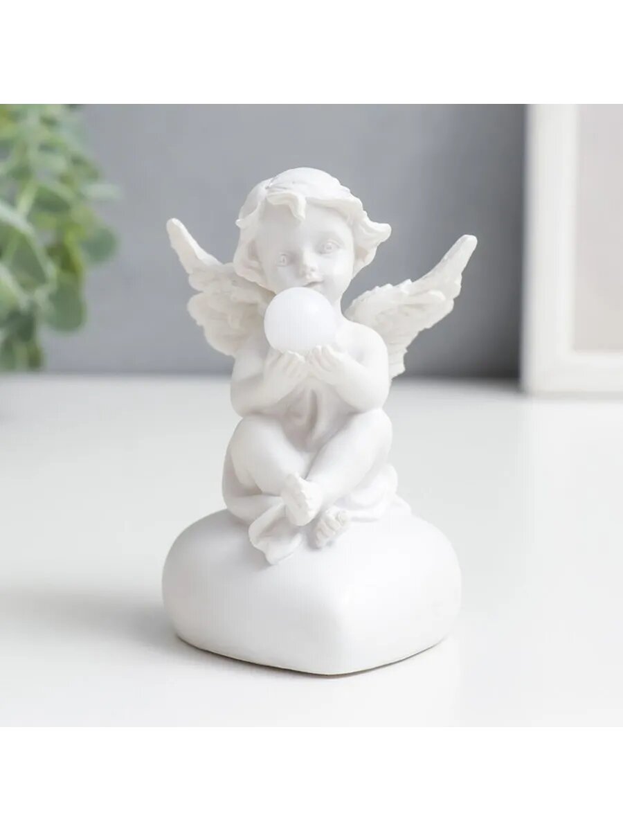 Белоснежный ангел с сердцем — световой сувенир