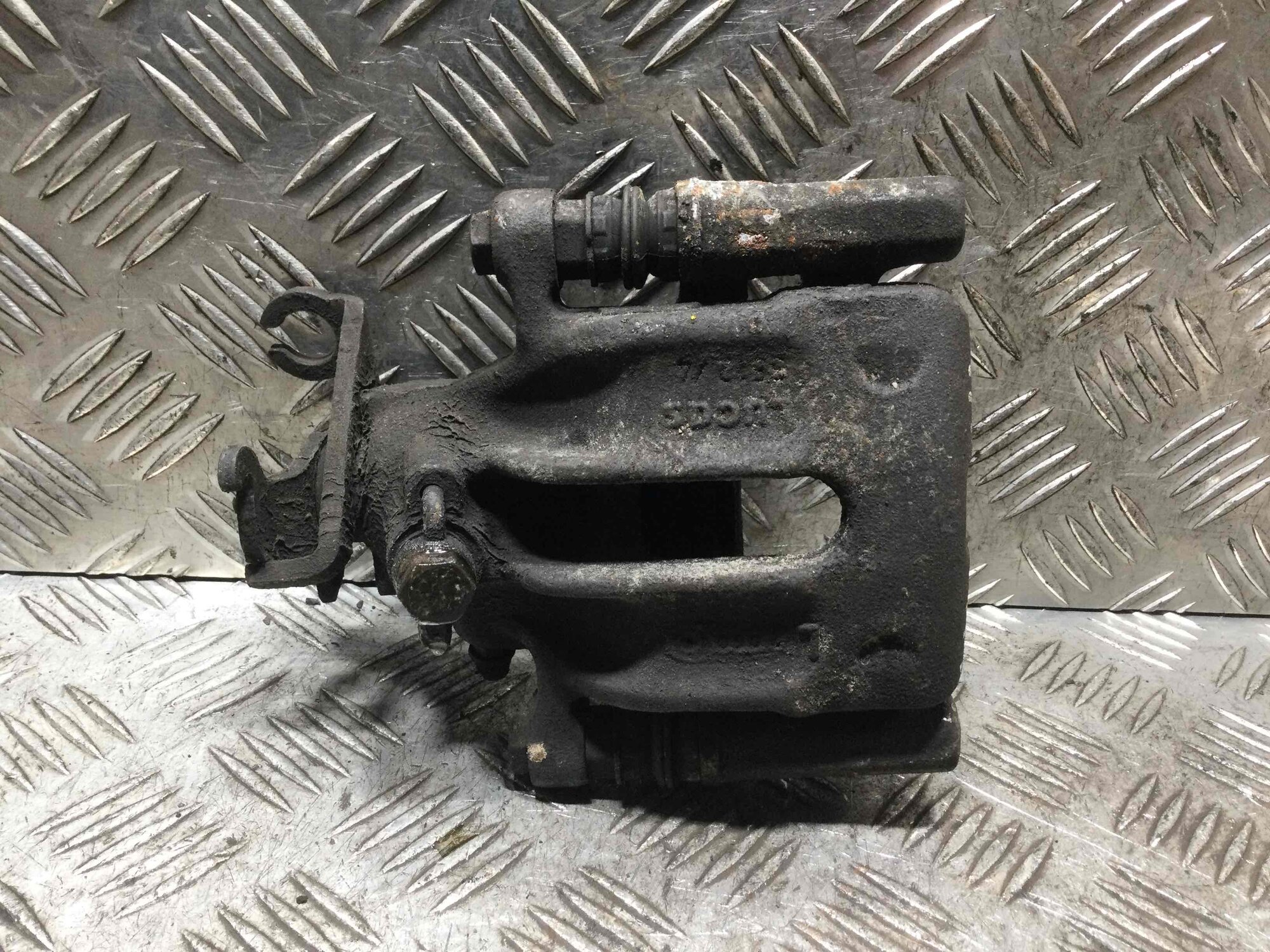 Б/У Суппорт задний левый Volvo V40 1 поколение (1996-2000) 1997 г.