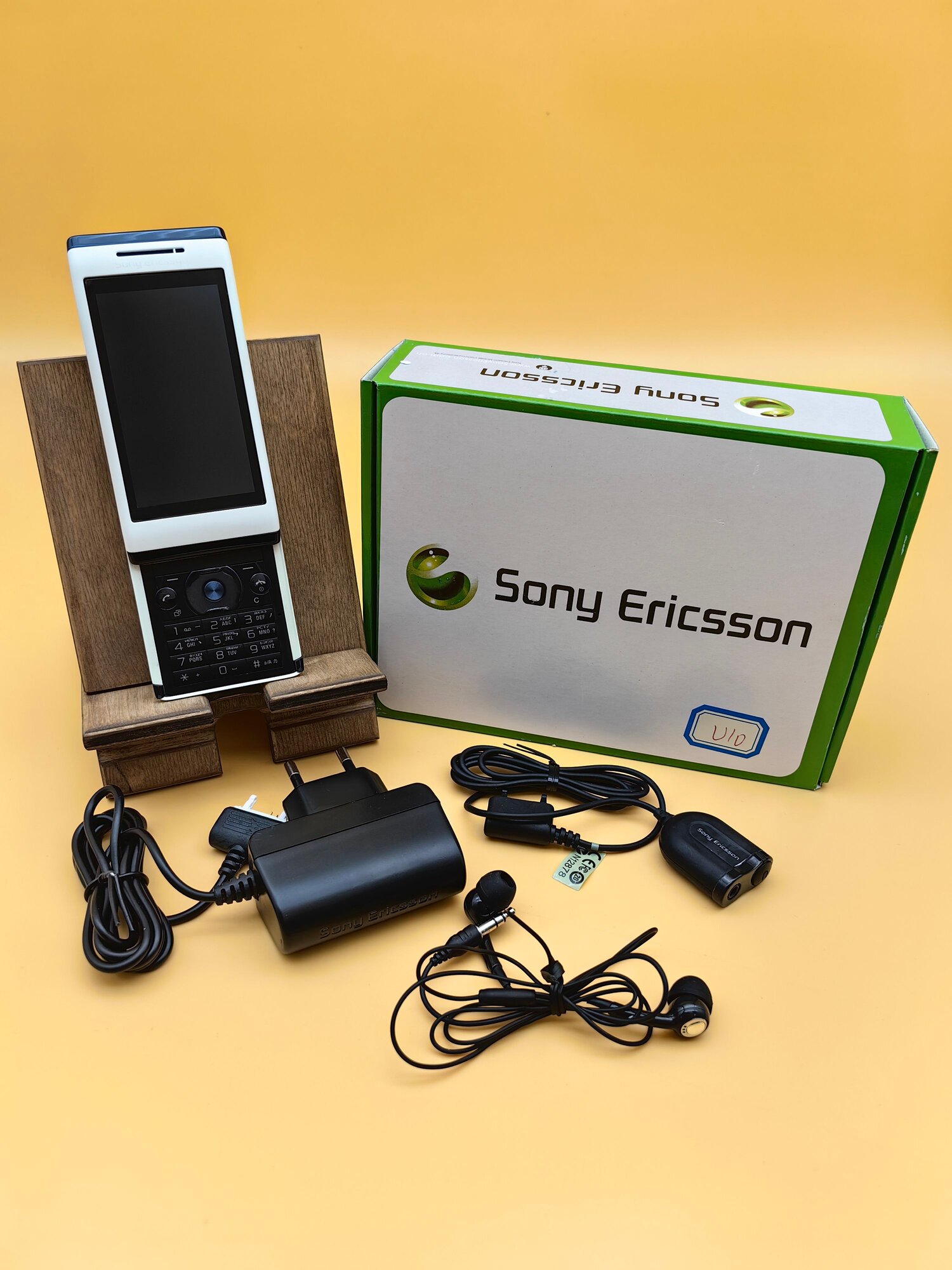Мобильный раритетный кнопочный телефон слайдер Sony Ericsson Aino (U10i), Белый