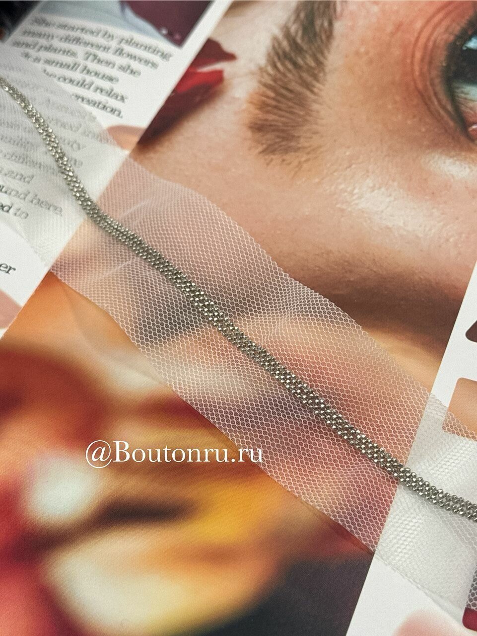 Тесьма мониль серебристая на белой сетке 1 метр