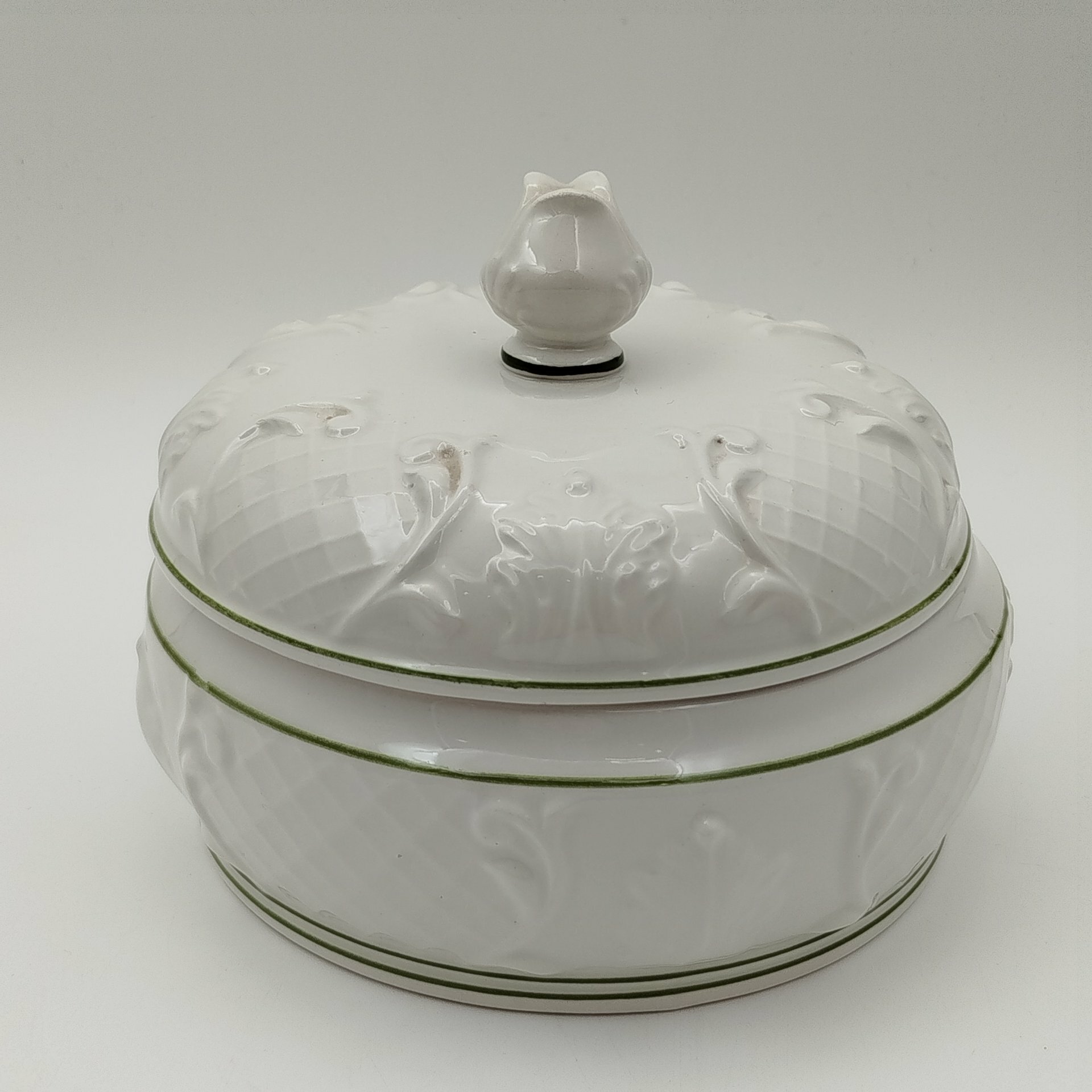 Бонбоньерка с рельефным декором, фаянс, Италия, 1960-1980 гг.