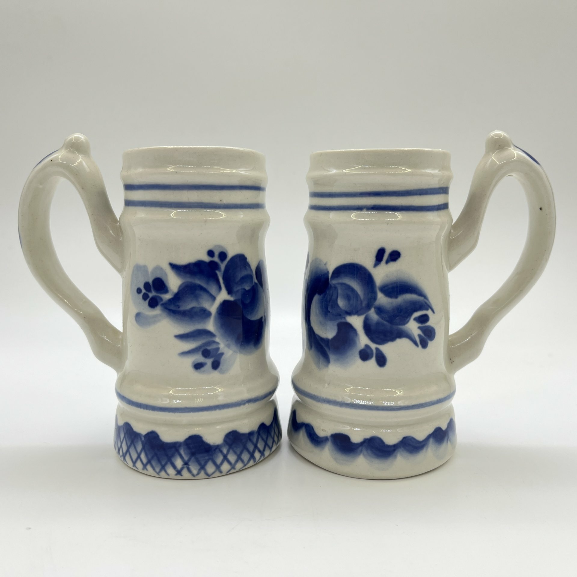 Набор из 2-х маленьких пивных кружек, украшенных цветочным декором, фарфор