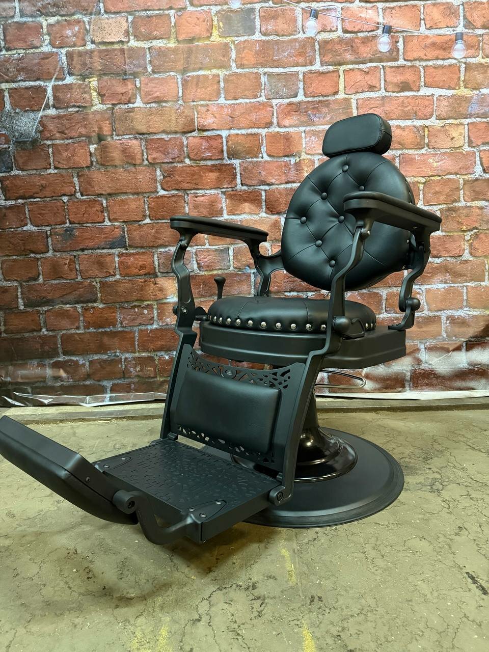 Кресло для барбершопа "Джоэл"- комфорт и удобство для мастера и клиента.
