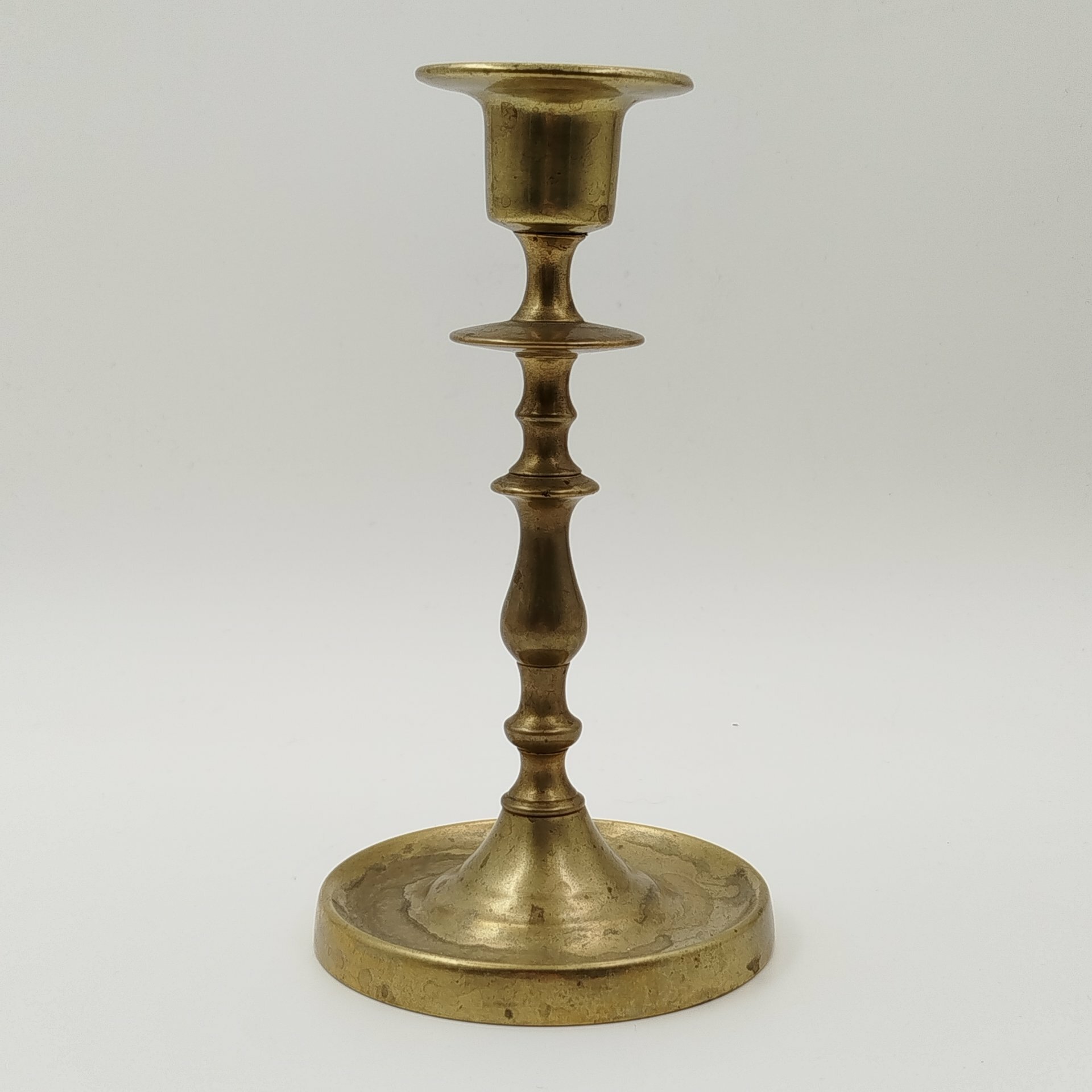 Подсвечник фигурный на круглом основании, для одной свечи, бронза, литьё