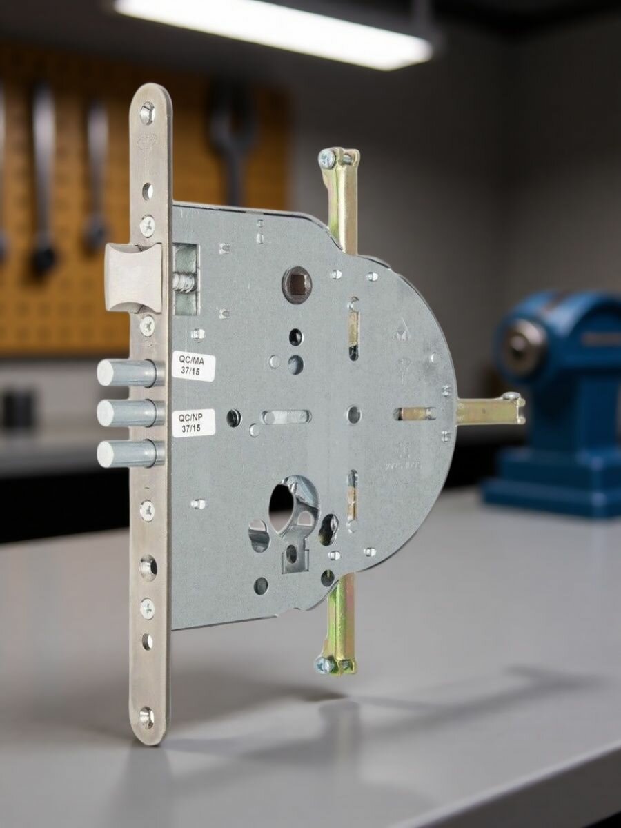 Замок RUSSKEY 4-х канальные (Mul-T-Lock 235 серия) (с 3-мя выдвижными ригелями)