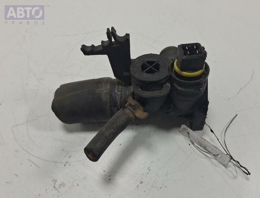 Фланец (тройник) системы охлаждения Volkswagen Passat B3