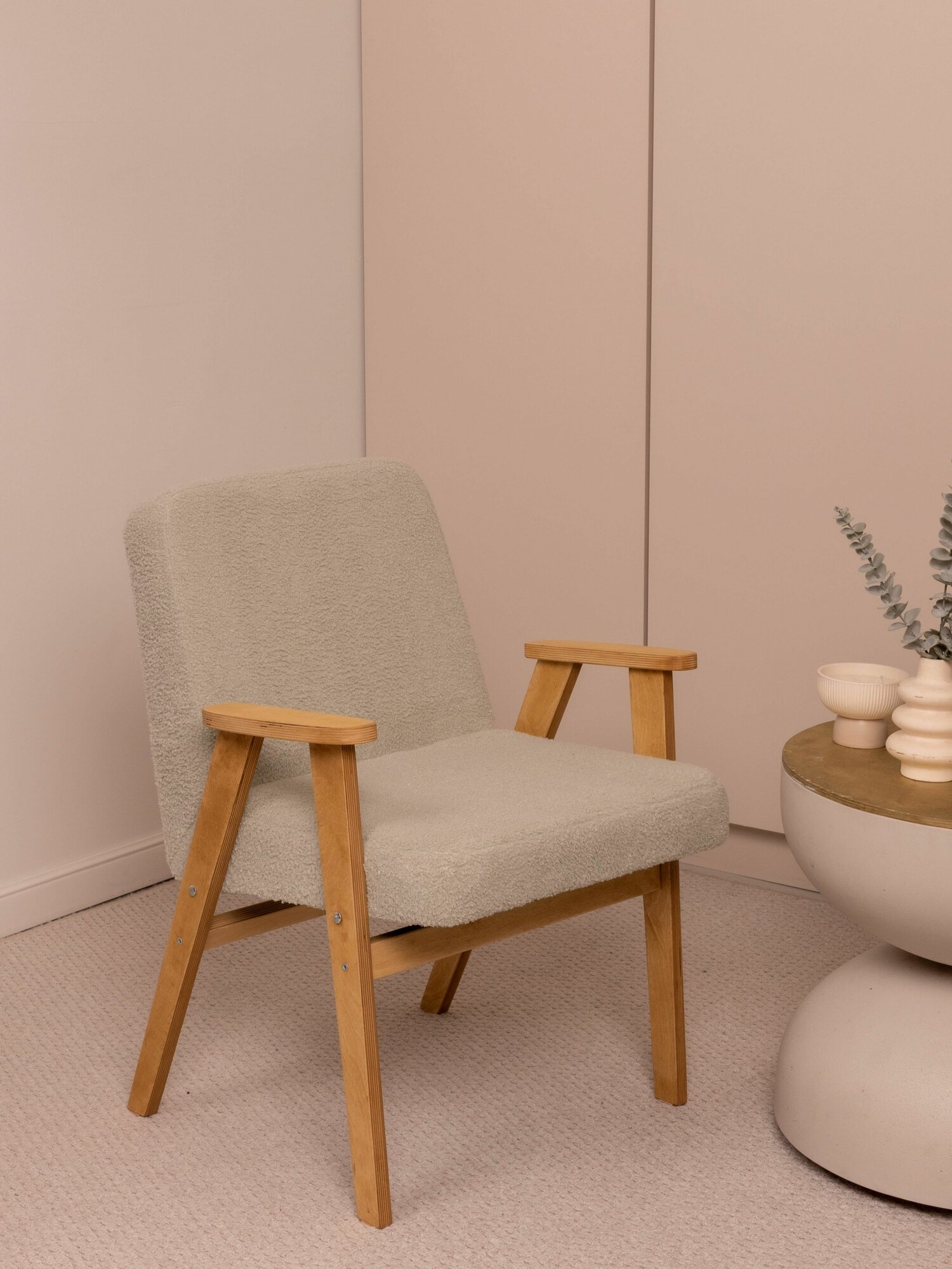 Кресло мягкое для дома и дачи Галант на высоких деревянных ножках с подлокотниками