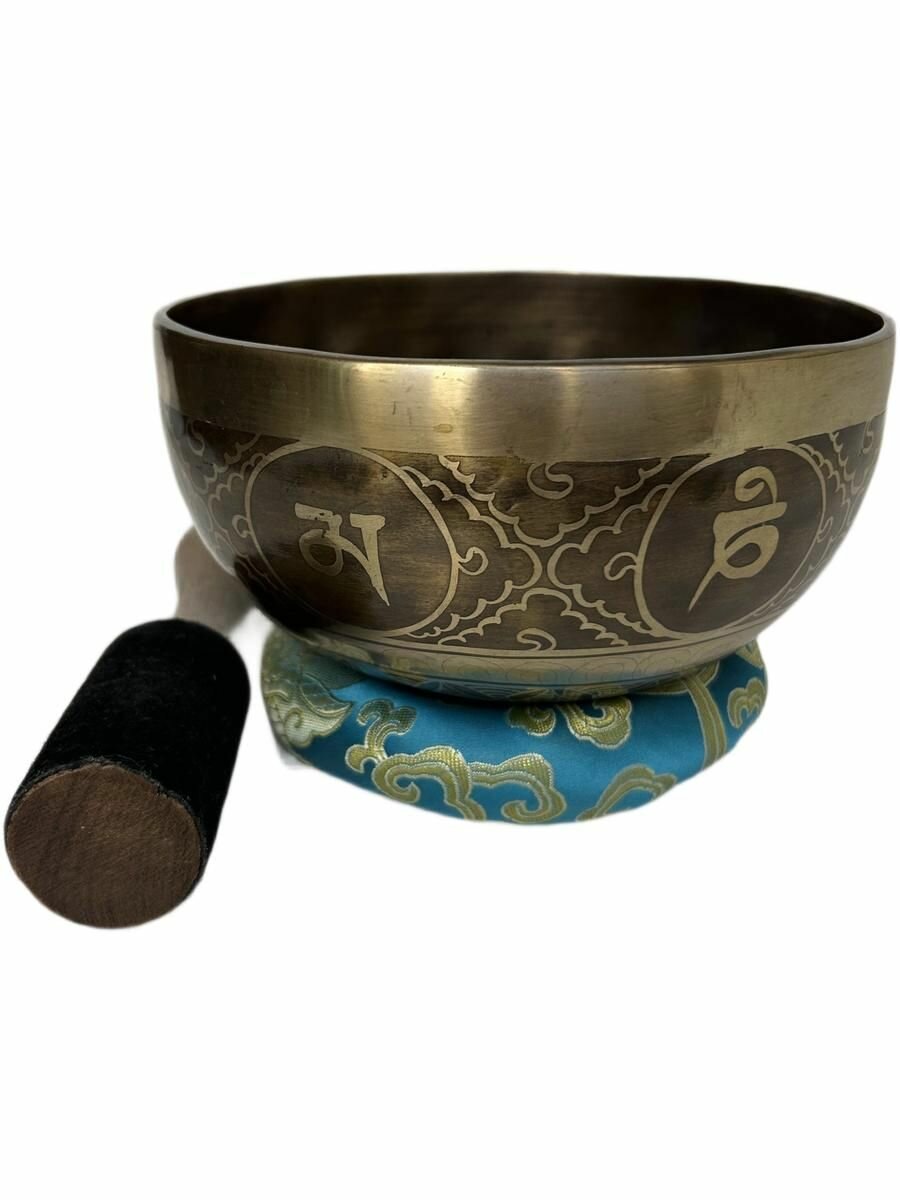 Тибетская поющая чаша тёмная с буддийскими символами (кованая): диаметр 17.7 см, нота Ля#, 233 Гц, частота вибрации: 309 Гц, в комплекте со стиком и подушечкой