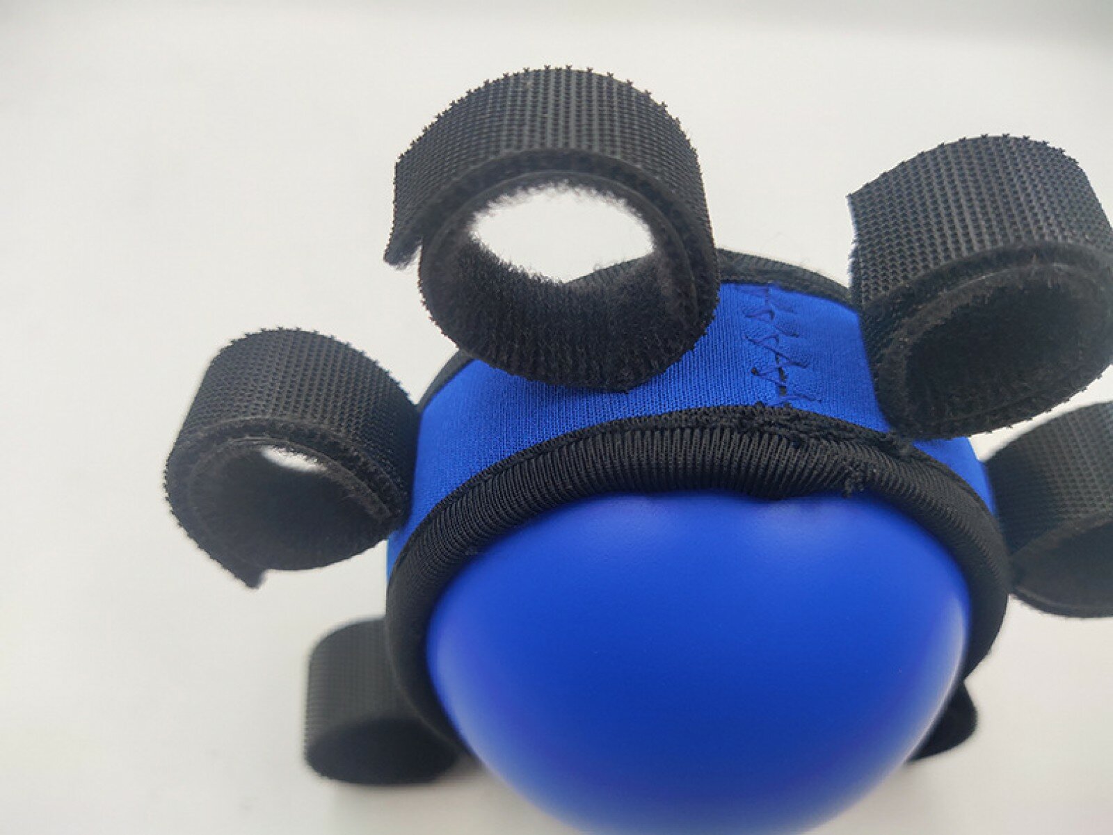 Эспандер MyPads мяч 7 см с раздельным креплением для пальцев синий