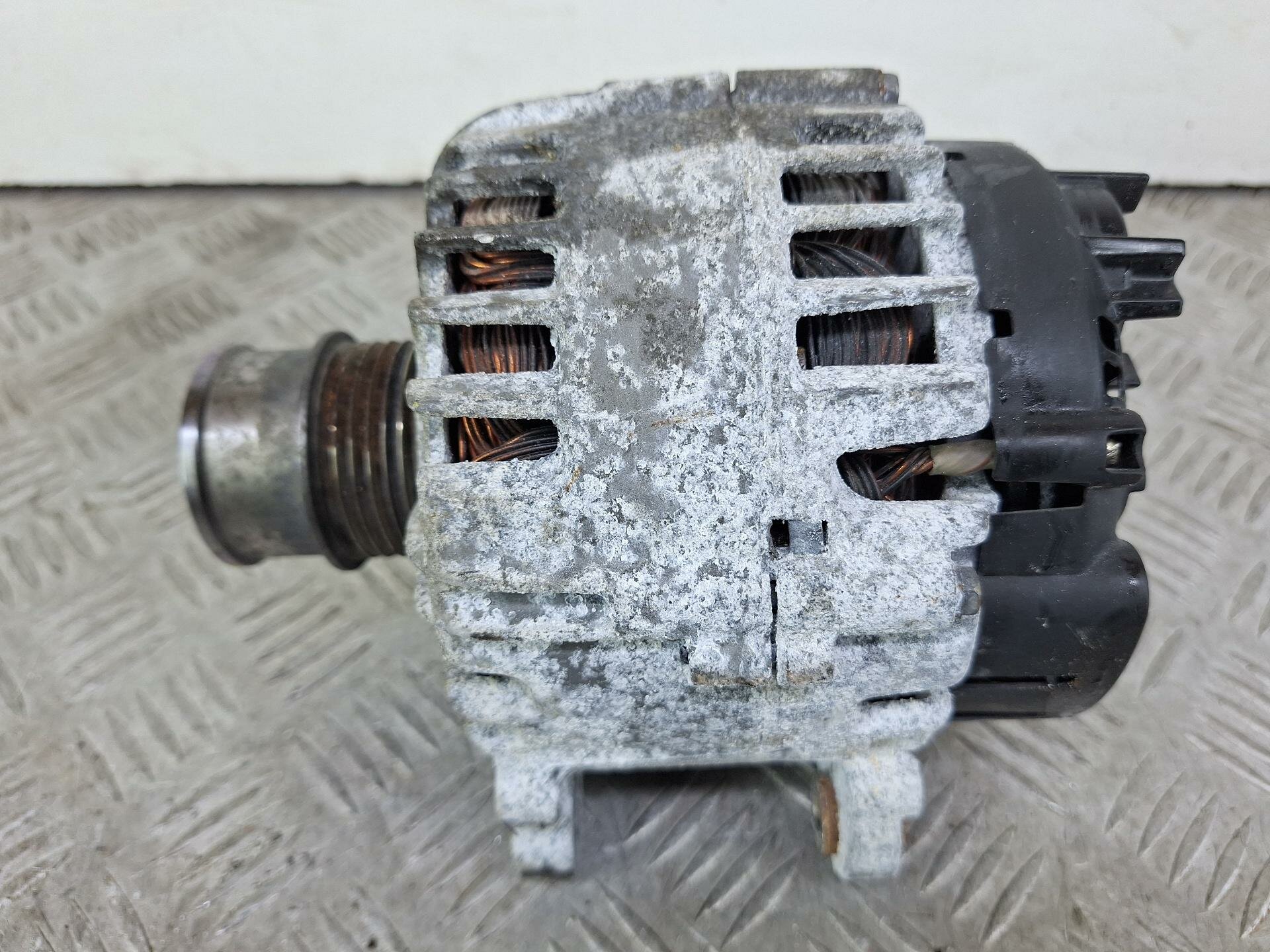 Генератор Volkswagen Golf Sportsvan 2017 04C903023M