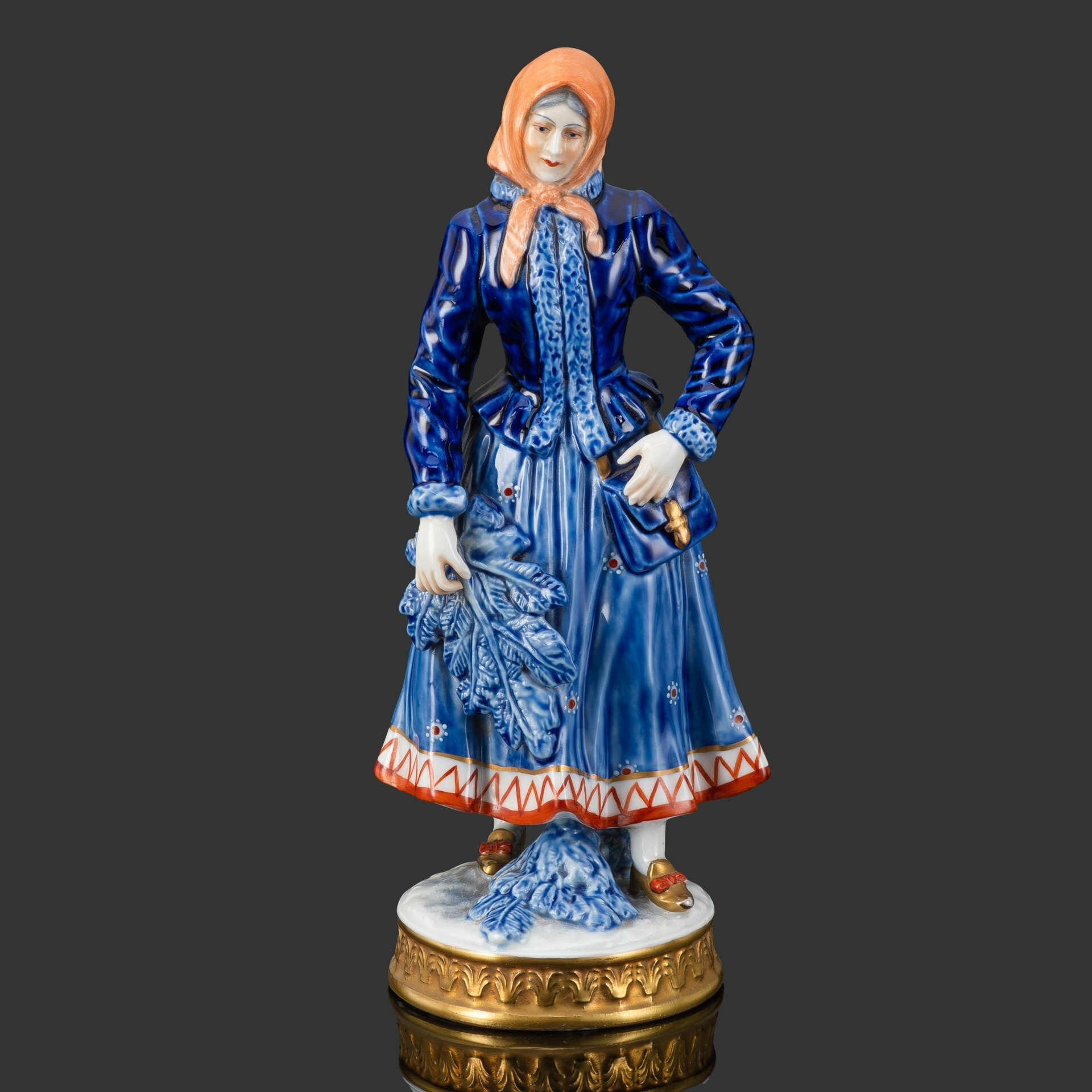 Статуэтка "Девушка с еловыми ветками", Sandizell Hoffner & Cо, фарфор, роспись, золочение