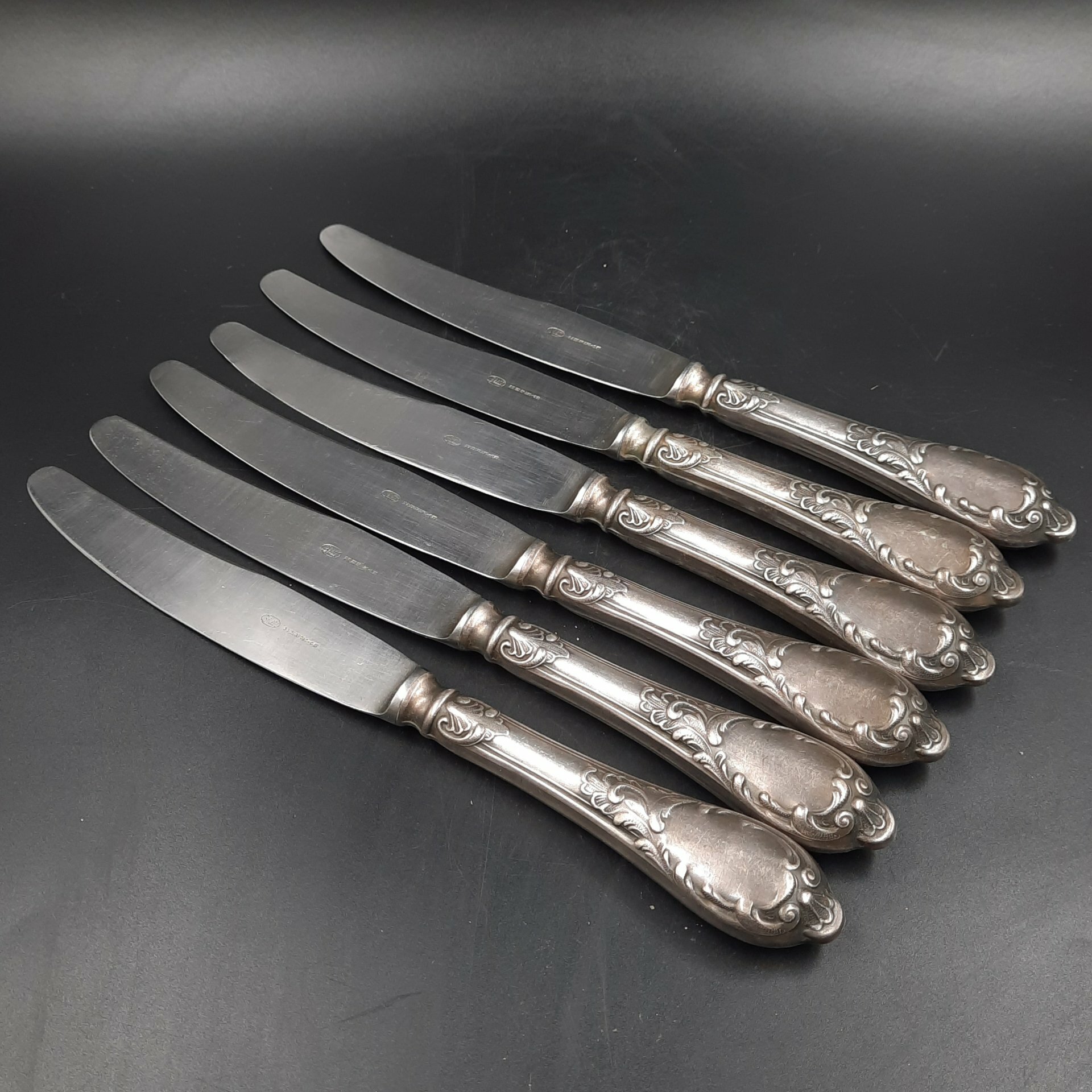 Набор из шести столовых ножей с растительным декором, мНЦ (медь-никель-цинк)