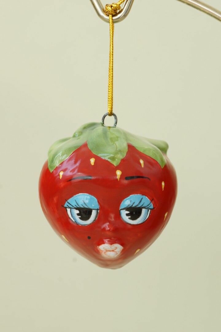 Ёлочная игрушка "Клубничка". Ярославская майолика. Керамика ручной работы. Сделано в России.