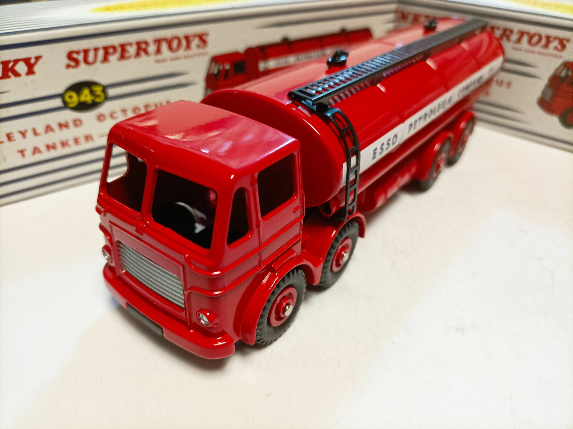 Модель танкера DINKY Atlas 1:43 из сплава Leyland ESSO ExxonMobil