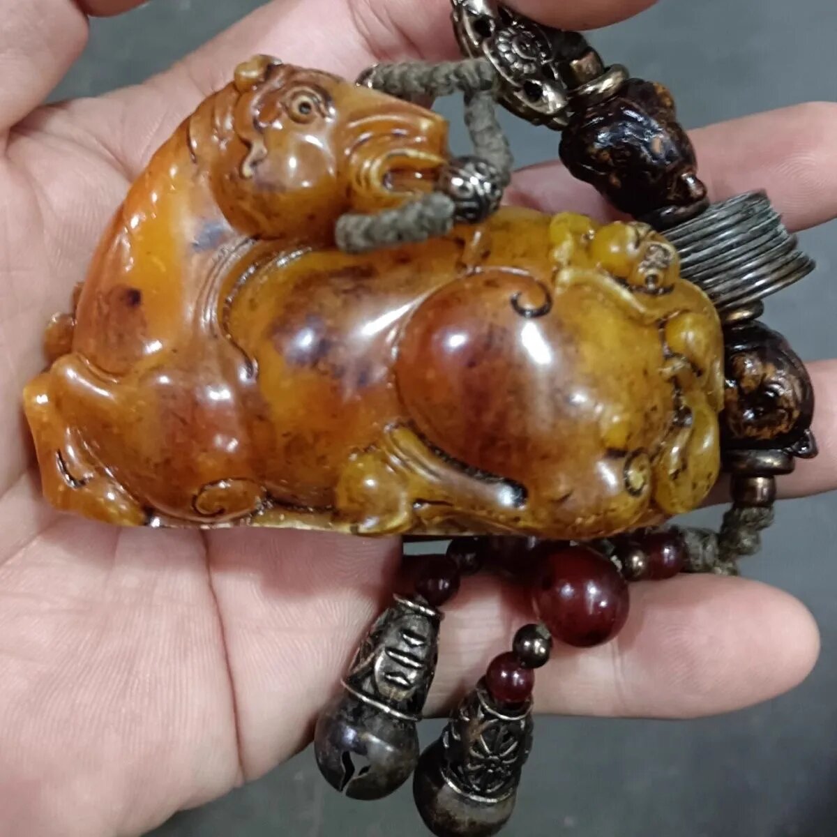 Резная фигурка лошади из камня Шоушань
