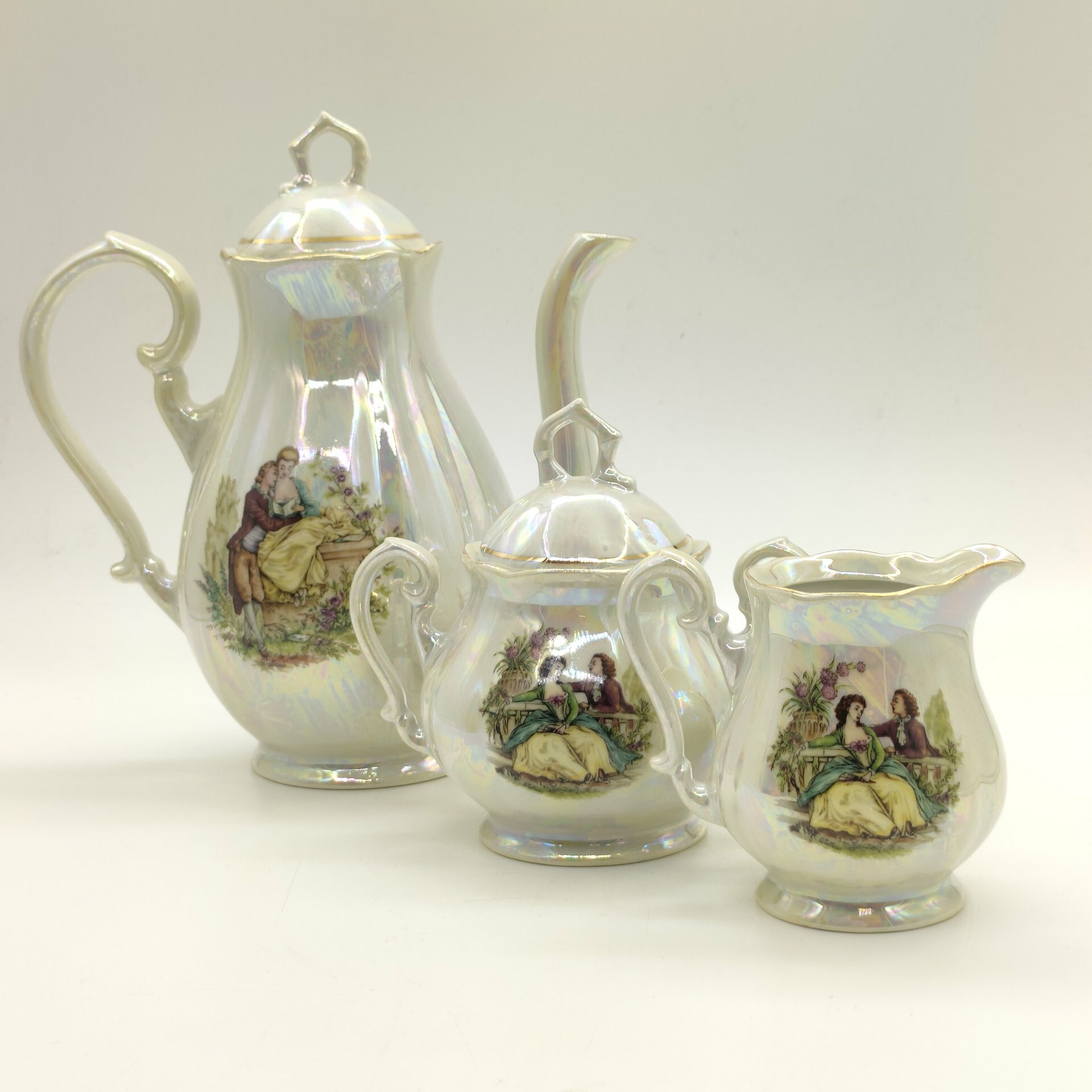 Набор из трёх предметов (чайник, сахарница и молочник) из сервиза "Мадонна"