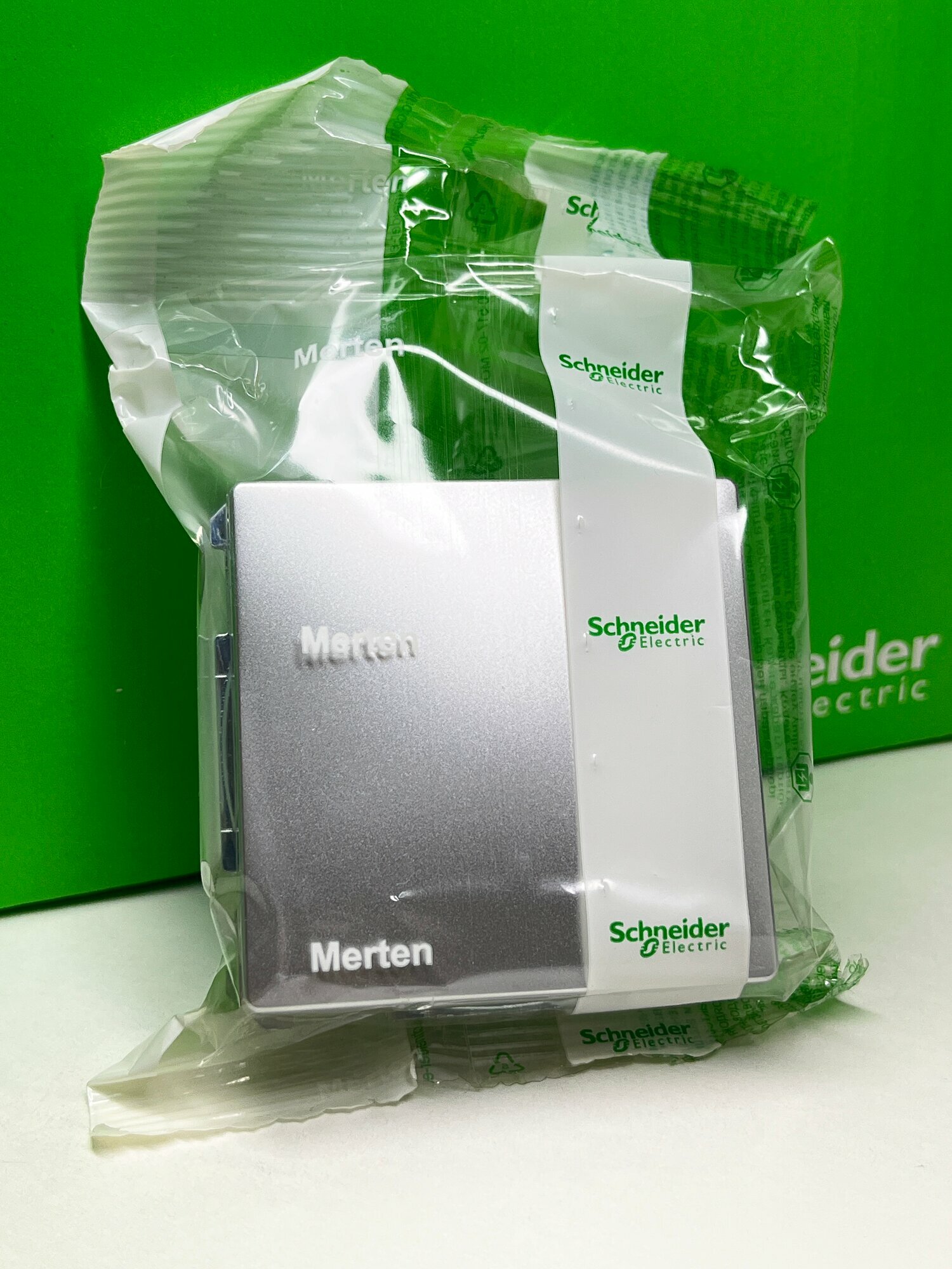 Розетка Schneider Electric MERTEN SYSTEM DESIGN, скрытый монтаж, с заземлением, с крышкой, алюминий MTN2311-4060