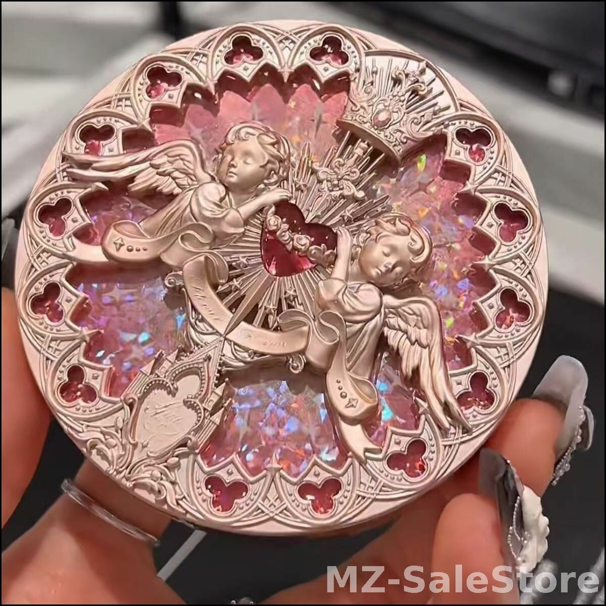 Пудра-хайлайтер Flower Knows Little Angel Emboss, естественно осветляет водянистую и трехмерную основу для макияжа.