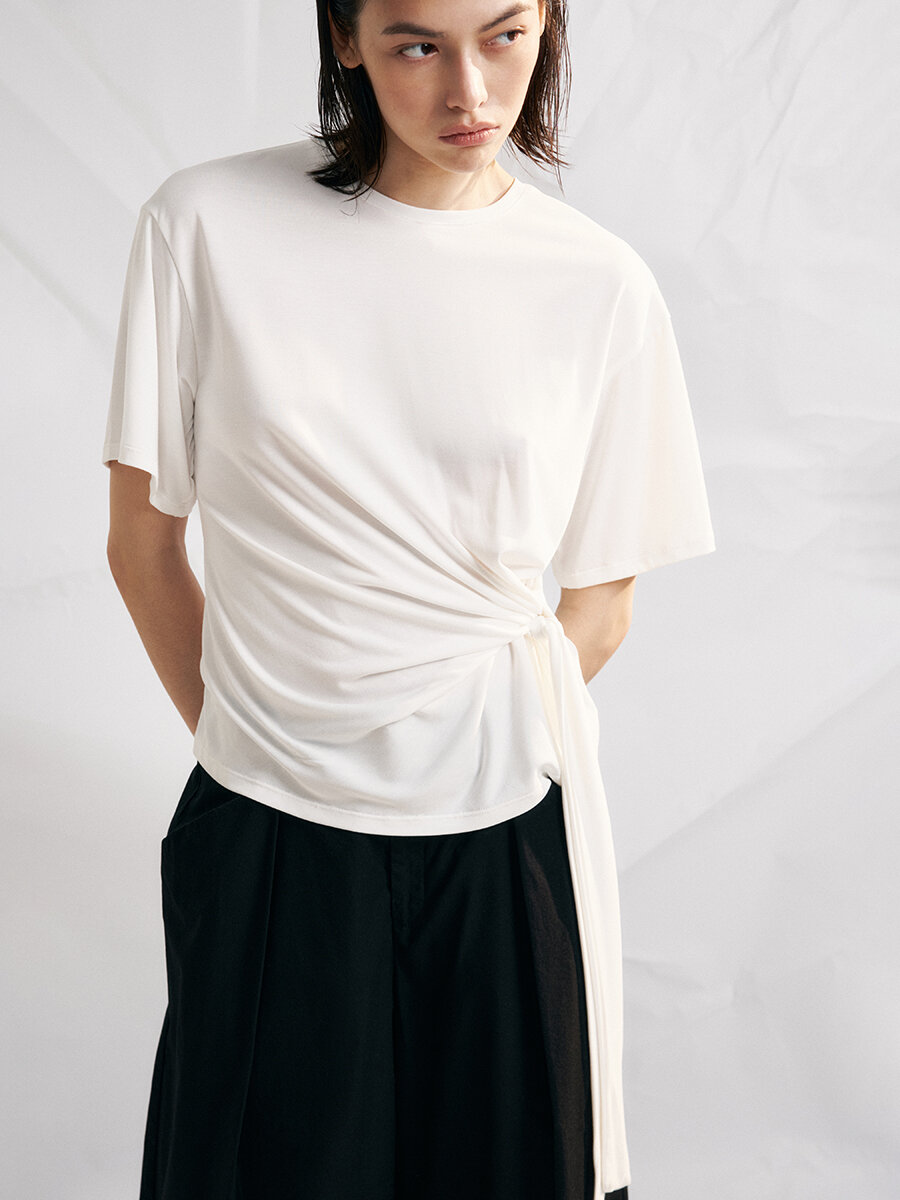 Футболка со сборкой на завязках