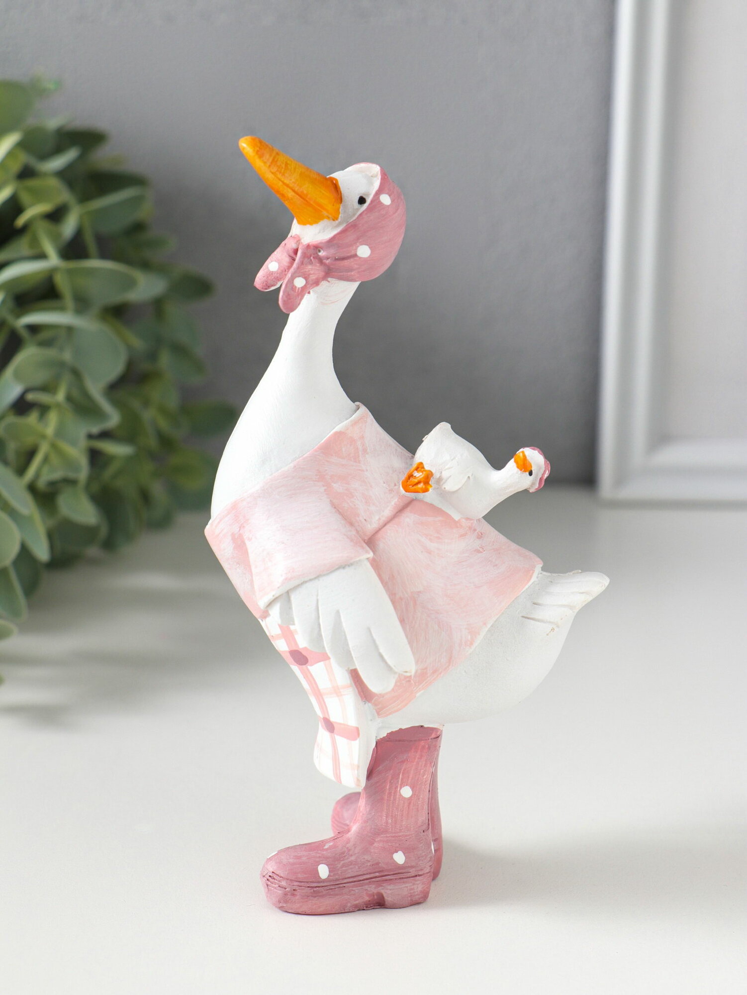 Фигурка полистоун "Гусыня в розовой косынке, с малышом на спине", 9x6.5x15 см