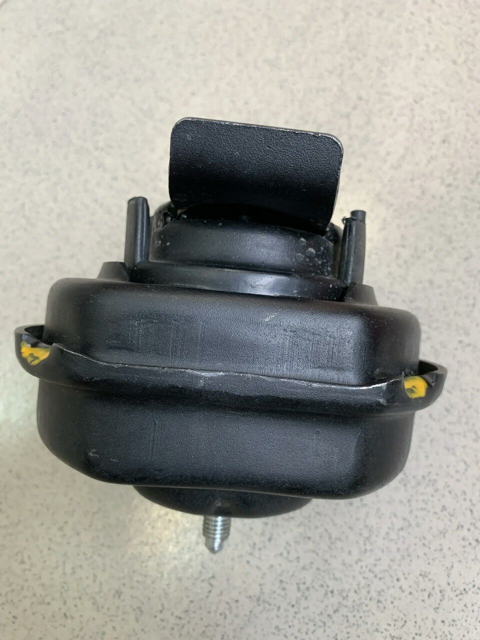 Опора двигателя передняя VW Passat B3