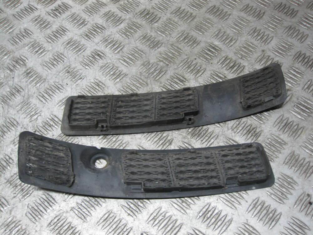 Решетка стеклоочистителя BMW E30 1.8 1990-2000 — фото 1