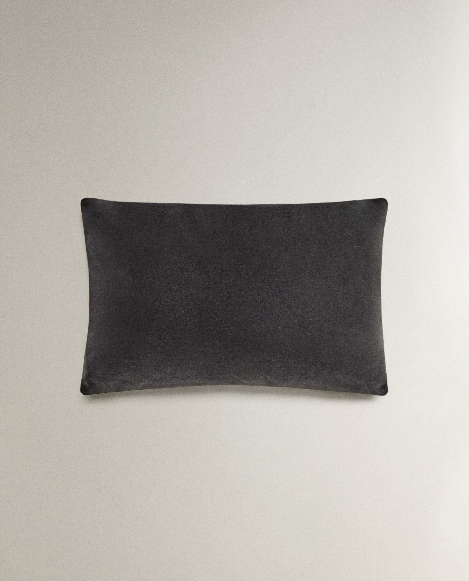 Бархатная наволочка, 40 x 60 cm , grey. Бренд - Zara Home