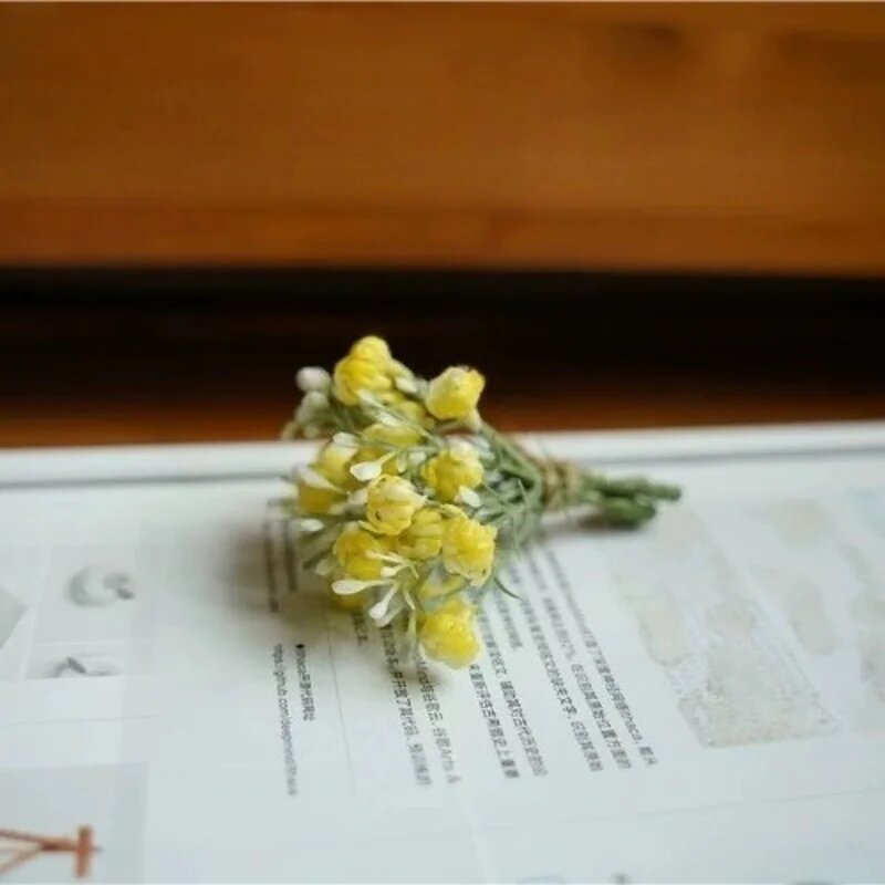 Мини букет из пластиковых цветов Yellow