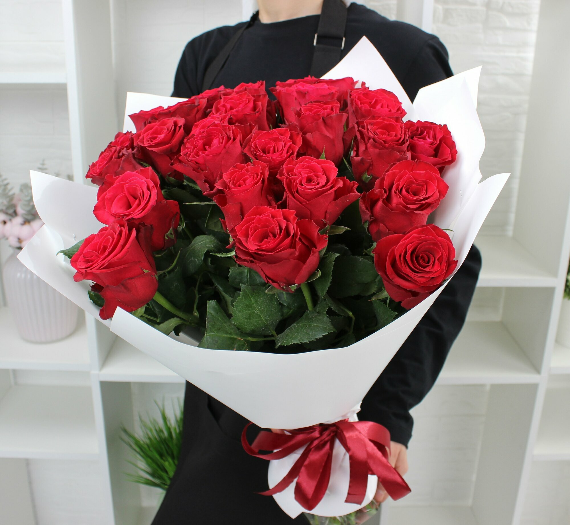 Монобукет THE FLOREAL красная роза 25 штук, высота 50 см, с бантом