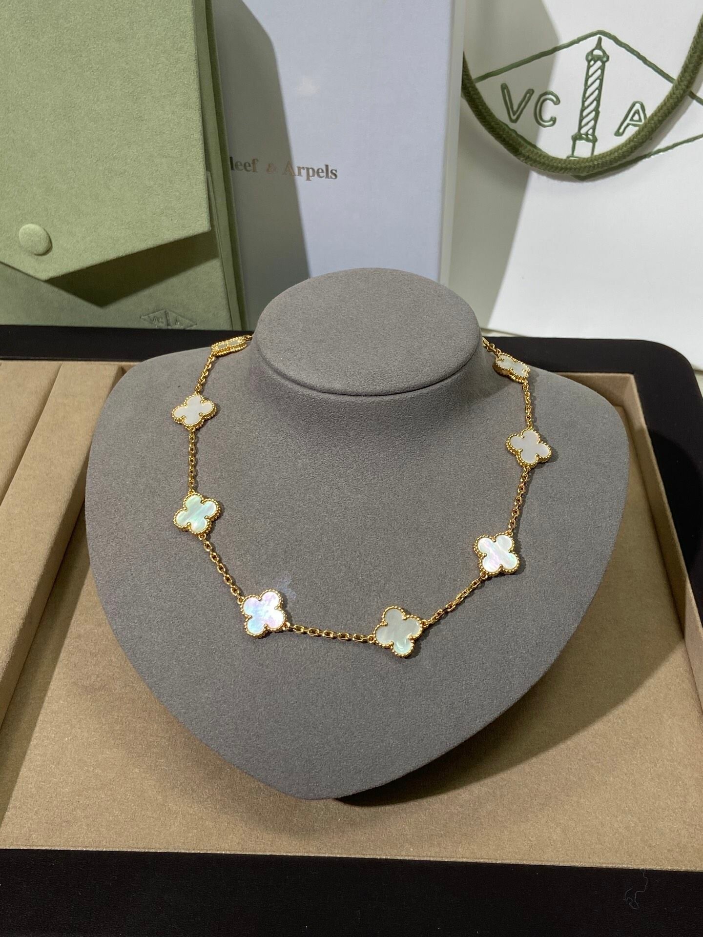 Эксклюзивное ожерелье с подвесками Van Cleef Arpels