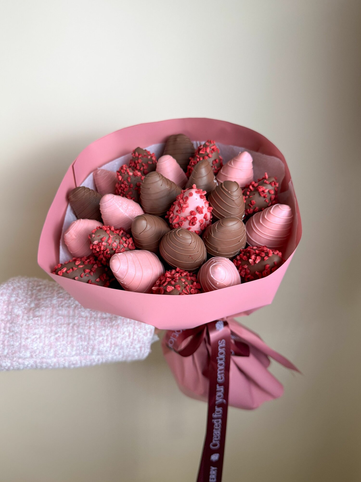 Подарочный букет из клубники в шоколаде "Pink strawberry" 25 ягод