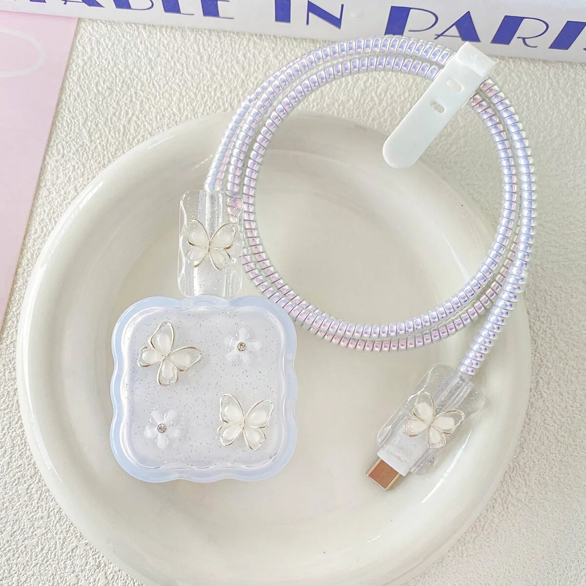 Силиконовая катушка для кабеля White Butterfly для iPhone 17