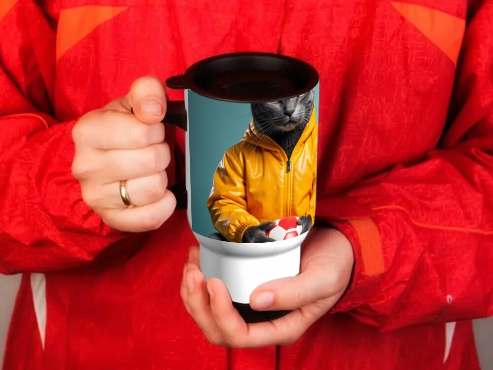 Тремокружка для авто с принтом "Два кота в ярких худи. Два антропоморфных кота в стильных куртках сидят рядом на бирюзовом фоне: один с мячом, второй с капюшоном. Яркие." 0.5 л.