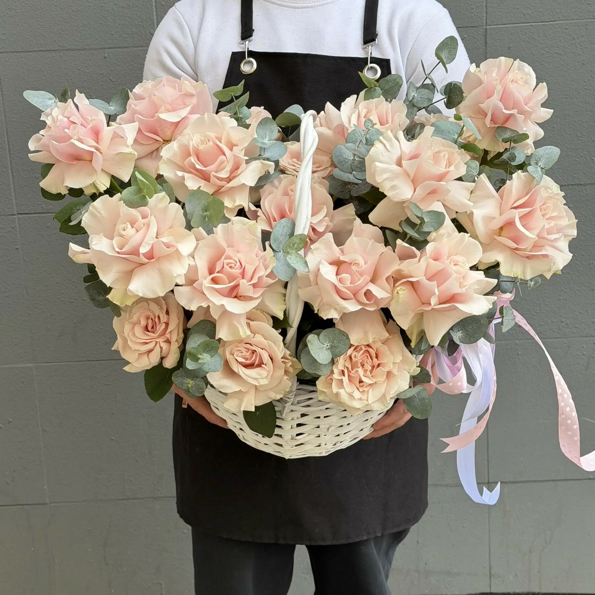 Корзина цветов Rybe-flowers, в корзине, роза, эвкалипт, 25 штук