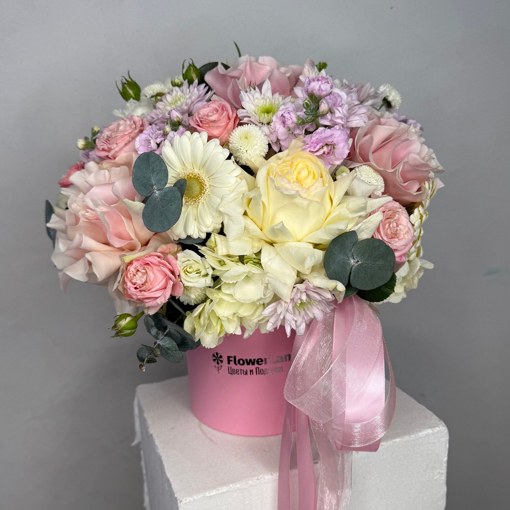 Цветы в шляпной коробке, авторская композиция с розами и герберой от "FlowerLand"