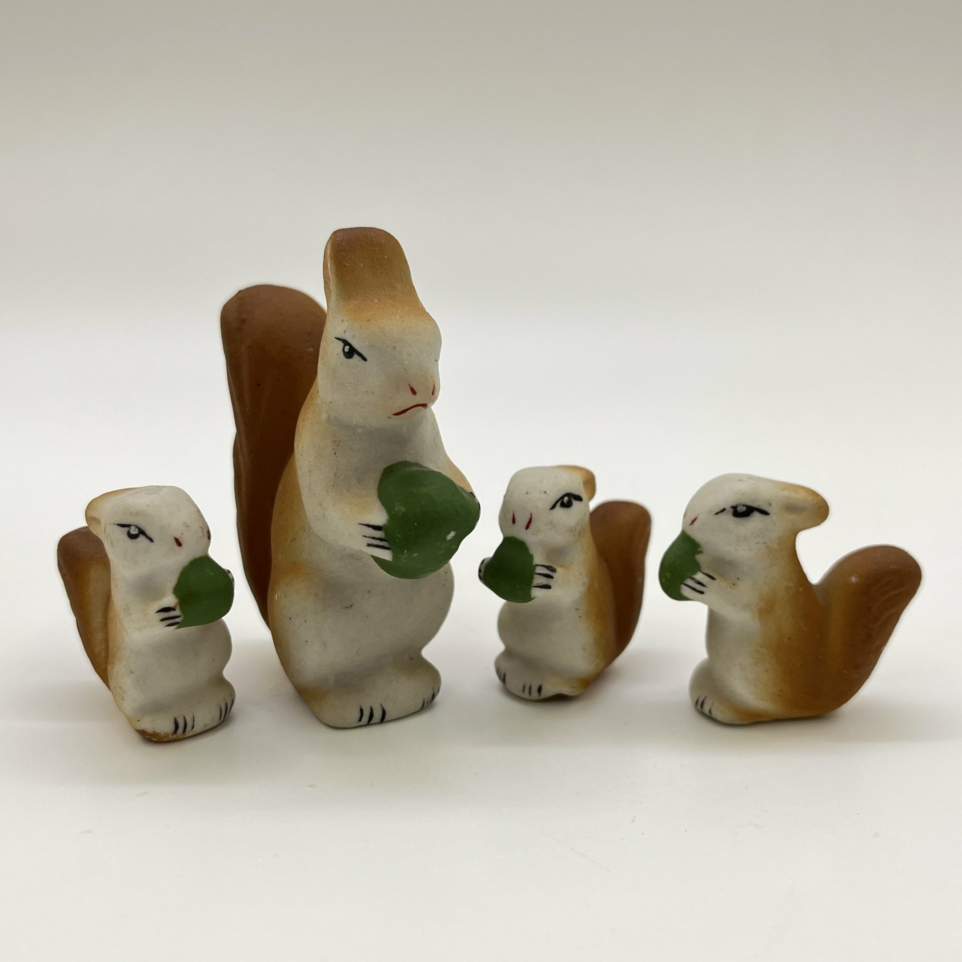 Набор статуэток "Белочка с бельчатами" из серии "Звери наших лесов" (4 шт.), бисквит